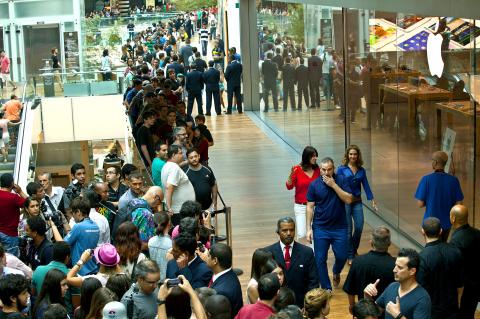 Crowds assemble for South America’s first Apple store in Brazil ...