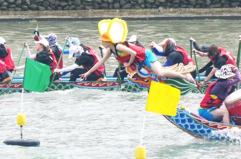 Dragon Boat races excite expats with cultural experience - Taipei Times