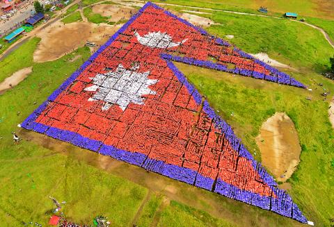 Nepalese attempt to wave world’s largest human flag - Taipei Times