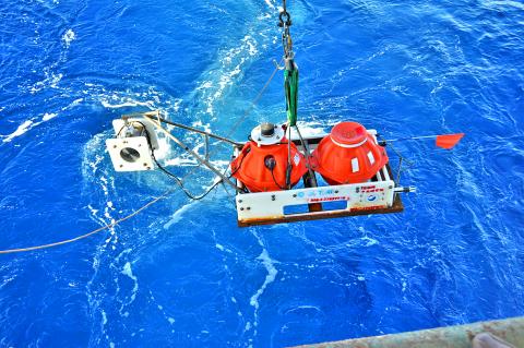 Lab unveils deep-diving ocean-floor seismometer - Taipei Times