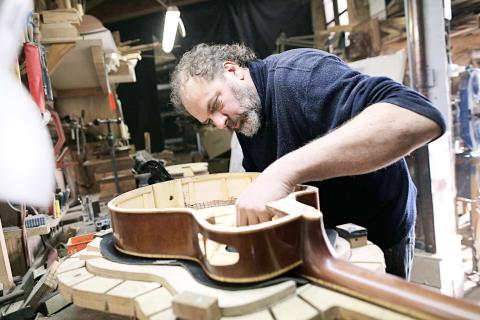 Italian artisan handcrafts guitars only for top musicians in need ...