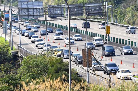 Sunny weather sees record traffic flow - Taipei Times