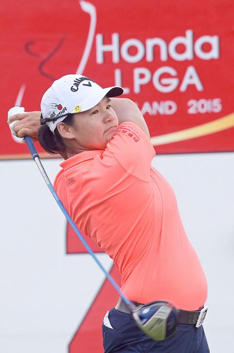 Lewis takes three-stroke lead as Yani Tseng slips to 10th - Taipei Times