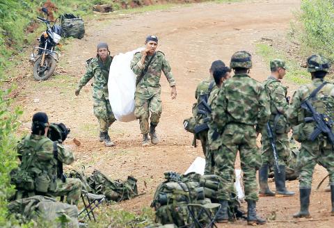 FARC attack sees Bogota resume air strikes - Taipei Times