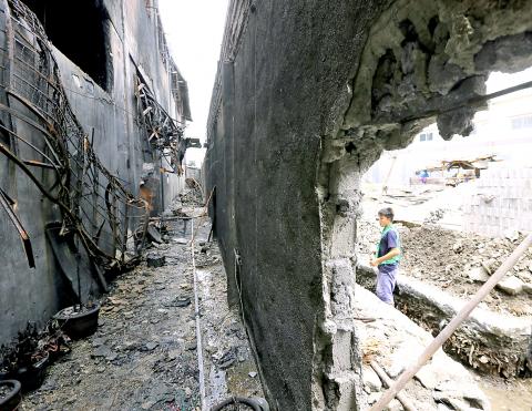 Fire claims 72 in Manila factory fire, bars blamed - Taipei Times