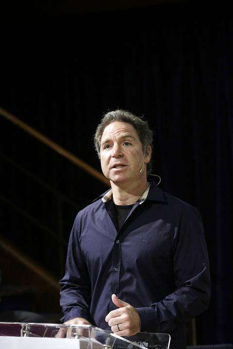 OneWeb raises US$500m for Internet-satellite plan - Taipei Times