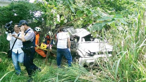 Six dead after vehicle flies off freeway - Taipei Times