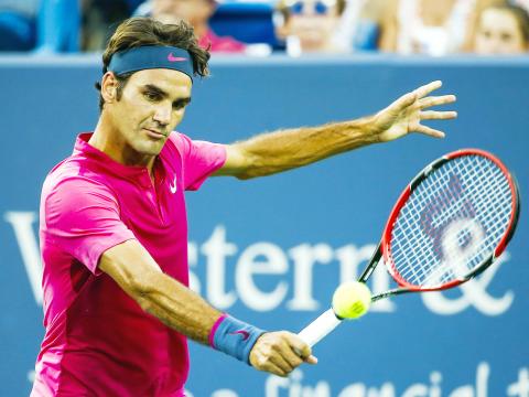 Federer starts title defense with win - Taipei Times