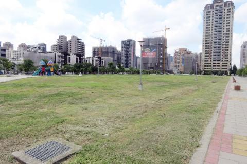 Treeless Taichung park causes complaints 西大墩公園有草無樹 熱 爆 - Taipei Times