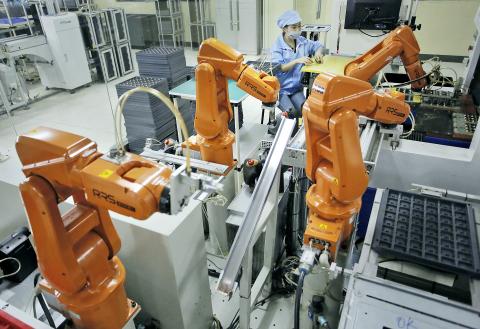 Robot revolution sweeps through China’s factories - Taipei Times