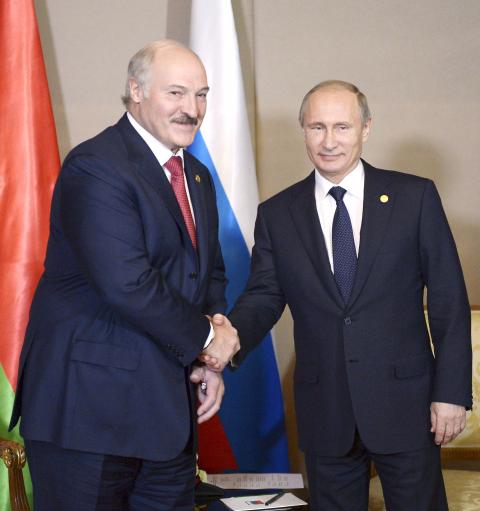 Obama abandons vow to pull troops from Afghanistan - Taipei Times