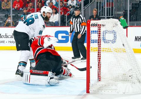 Sharks beat winless Devils 2-1, go 4-0 - Taipei Times