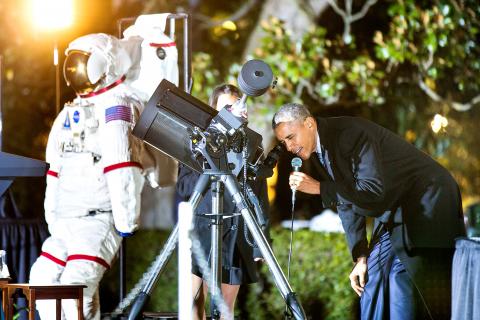 Obama, students peer at the moon and the future - Taipei Times