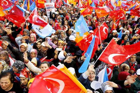 Divided Turkey votes in snap election - Taipei Times