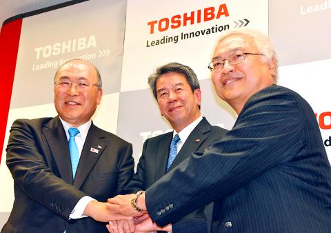 Toshiba sues ex-executives - Taipei Times