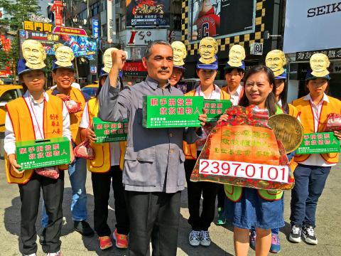 Sun Yat-sen pounds the streets for a good cause 「孫中山」領隊 街頭募款幫助植物人 ...