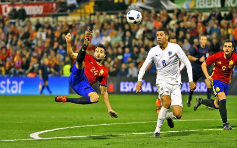 Spain brush off England 2-0 in friendly - Taipei Times