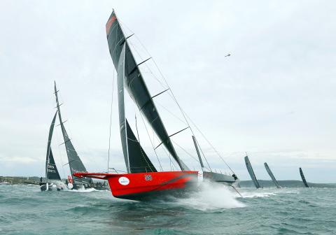 Comanche leads chase down coast - Taipei Times