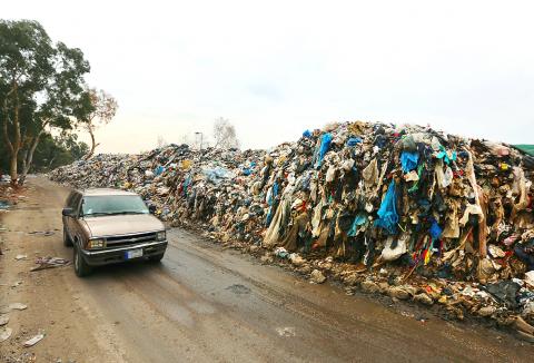 Garbage mountains - Taipei Times