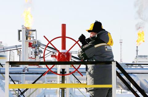 Russia’s output of crude oil hits record high - Taipei Times