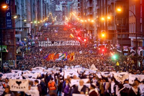 Thousands march for prisoners as Catalonia votes - Taipei Times