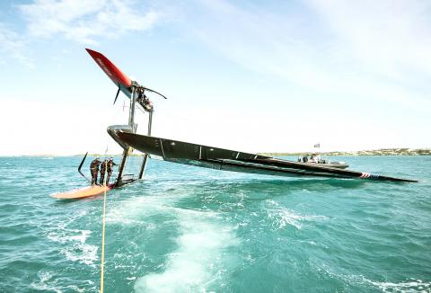 Oracle Team USA capsizes catamaran off Bermuda - Taipei Times