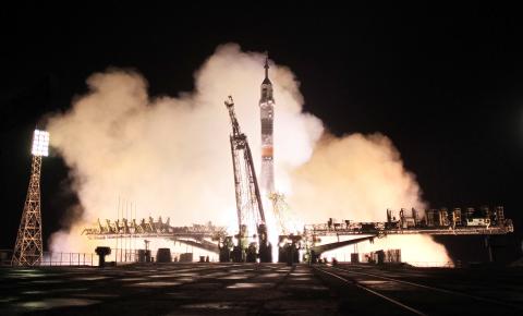Russian rocket delivers crew, US grandpa to ISS - Taipei Times