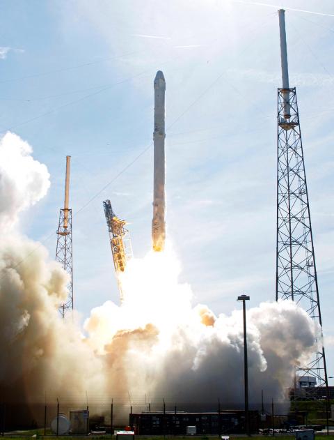 SpaceX’s rocket booster lands on ocean platform - Taipei Times