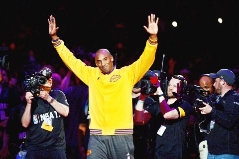 Kobe scores 60 points in farewell win - Taipei Times