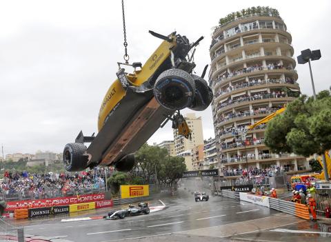 Hamilton holds off Ricciardo to win in wet Monaco - Taipei Times