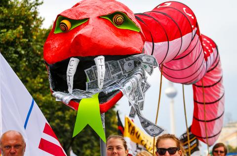 Thousands rally against Atlantic free-trade deals - Taipei Times