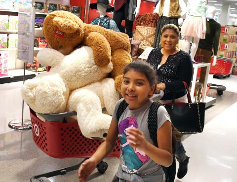 People out shopping in US as holiday creep continues - Taipei Times