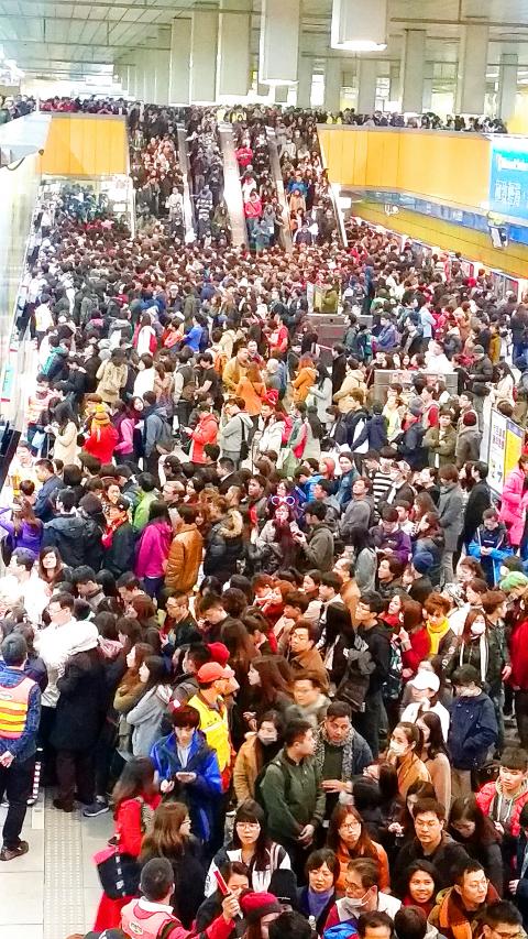 Taipei unveils MRT, bus plans for New Year’s events - Taipei Times