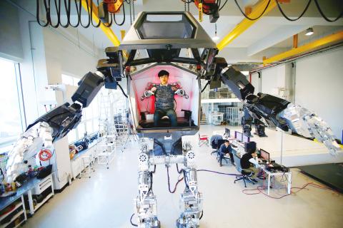 South Korean lab builds the power loader from ‘Aliens’ - Taipei Times