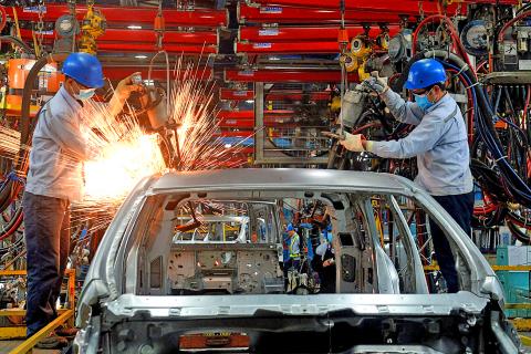 Field to factory: Vietnamese lives transformed - Taipei Times