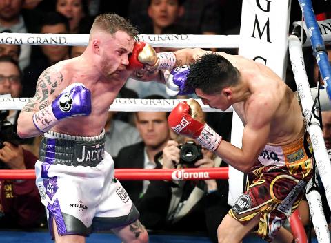 Santa Cruz reclaims world title - Taipei Times