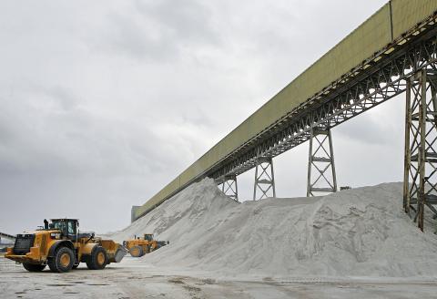 New York road salt miners chip away at winter need - Taipei Times