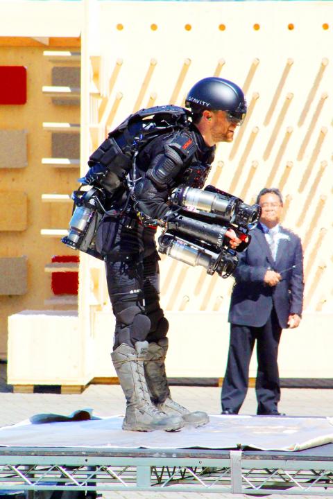 British inventor takes flight in an ‘Iron Man’ suit - Taipei Times