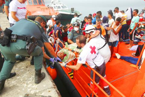 Spain rescues 599 refugees on boats - Taipei Times
