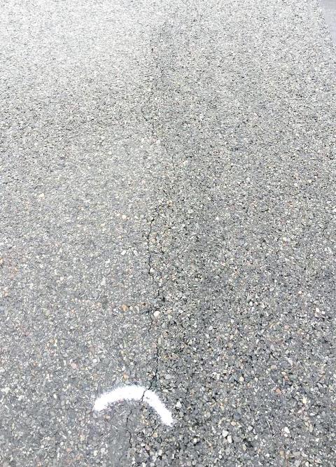 Runway crack to be fixed - Taipei Times