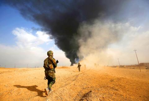 Syrian, Iraqi forces near Islamic State redoubt - Taipei Times