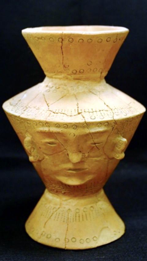 ‘Anthropomorphic jar’ back on display after restoration - Taipei Times