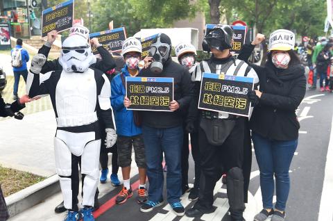 Thousands march demanding clean air - Taipei Times