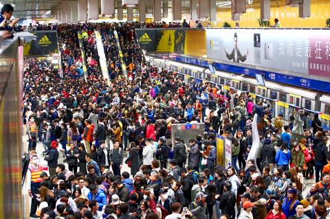 Fewer late MRT riders than 2017 - Taipei Times
