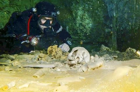 Archeologists find fossils, Mayan relics in underwater cave - Taipei Times