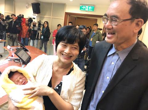 Woman, 62, becomes mother for second time - Taipei Times
