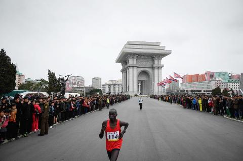 Half as many foreigners run in Pyongyang race - Taipei Times