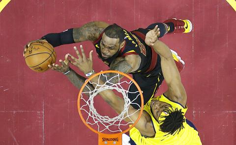 Exhausted LeBron James carries Cavs past Pacers - Taipei Times