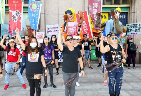 Migrant workers protest referendum rules - Taipei Times