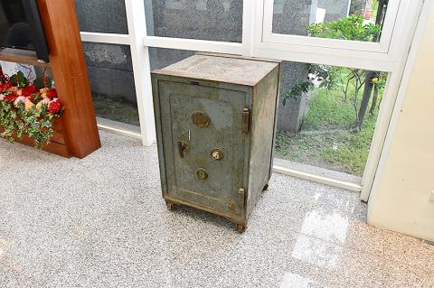 Locked Japanese colonial-era safe keeping its secrets - Taipei Times